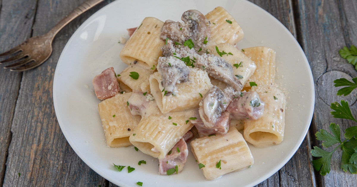 Creamy Mushroom & Ham Pasta - Street Food Spectacle